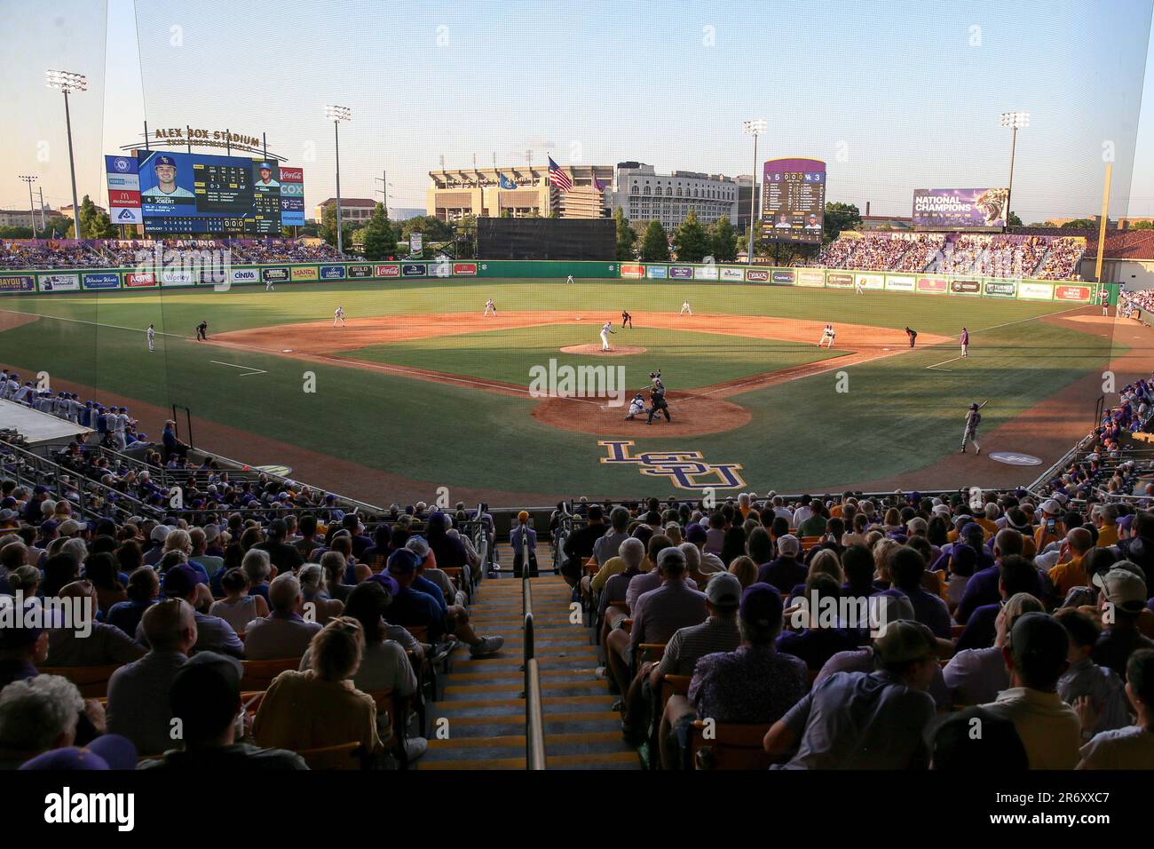 Full baseball stadium hi-res stock photography and images - Alamy
