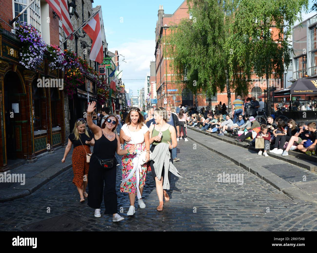 Dublin temple bar woman hi-res stock photography and images - Alamy