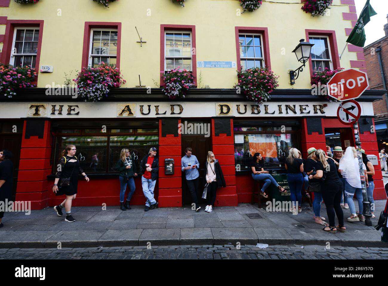 The Auld Dubliner pub in Temple Bar, Dublin, Ireland Stock Photo - Alamy