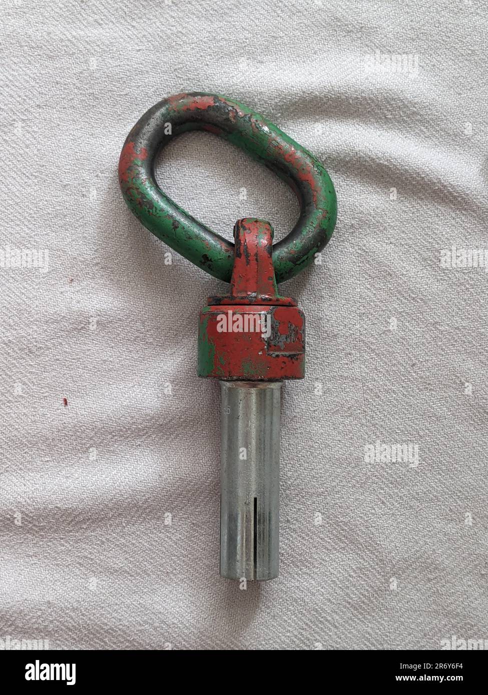 swivel lifting hoist ring for industrial usage, to hang or transport ...