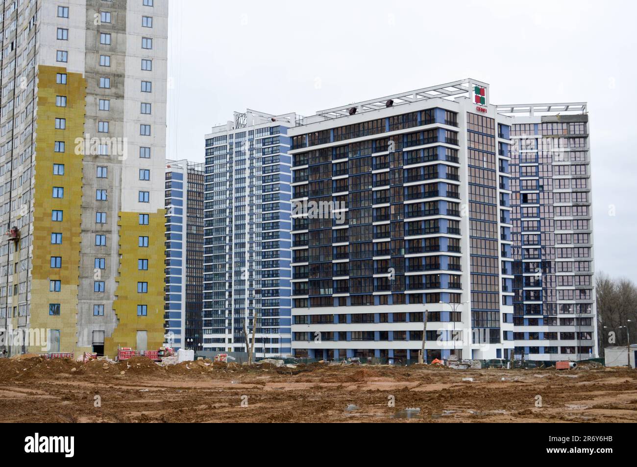Construction of a large multi-storey comfortable concrete cement modern ...