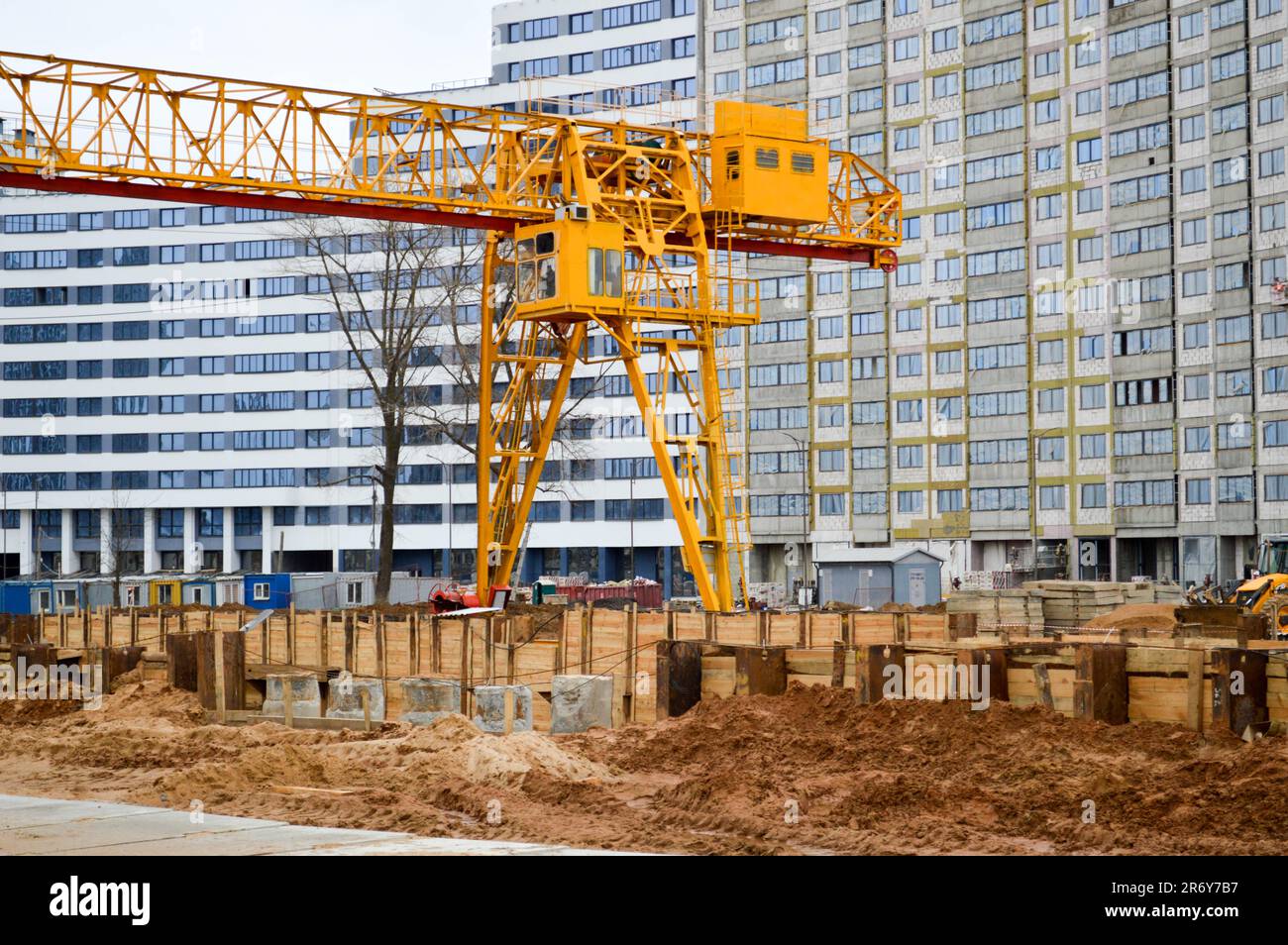 High heavy yellow metal iron load-bearing construction stationary ...