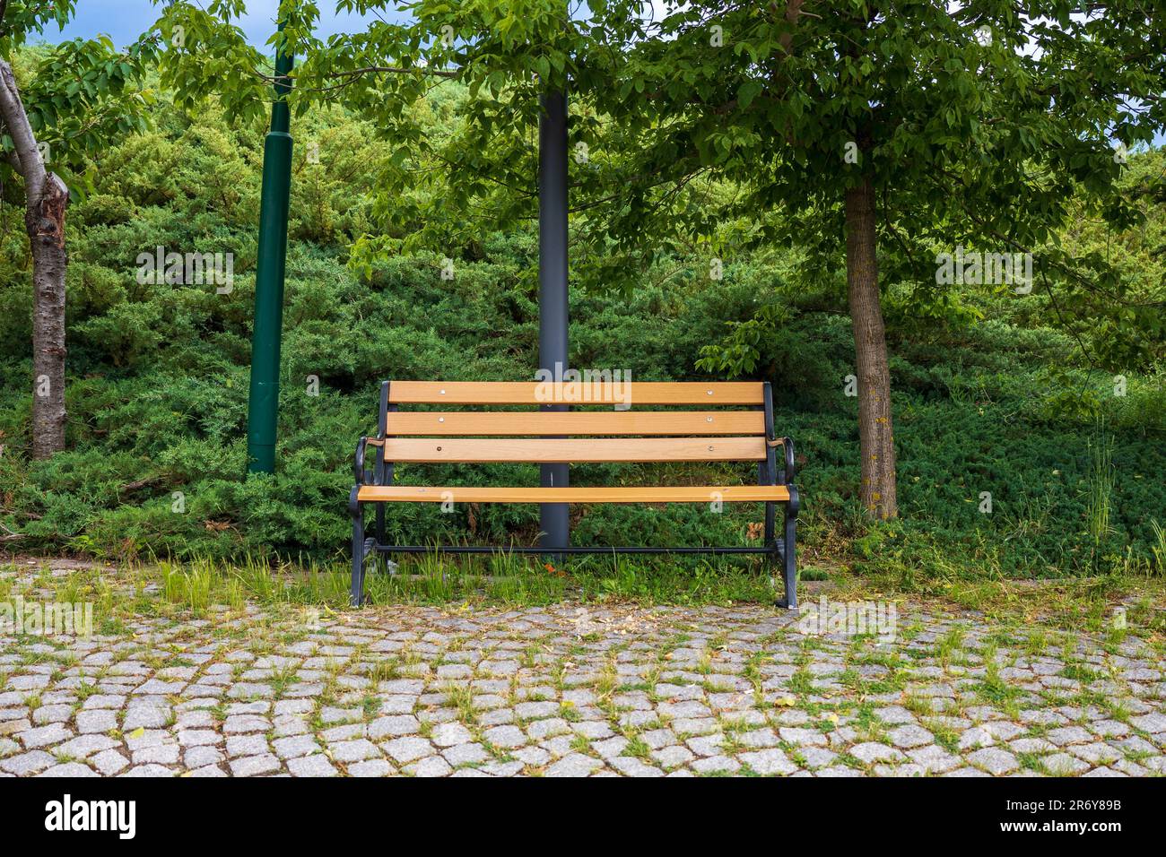Modern public bench seating hi-res stock photography and images - Alamy