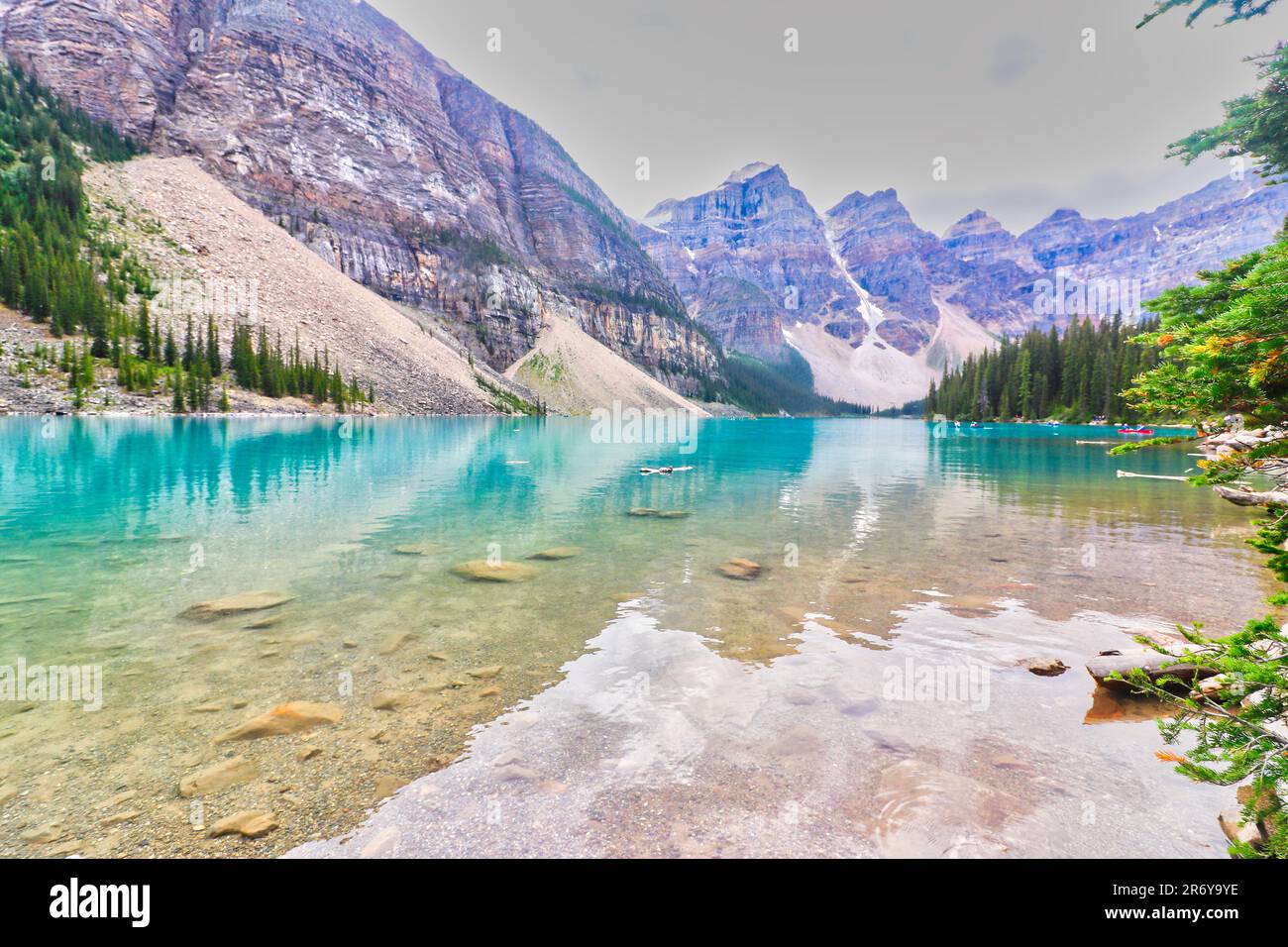 Spectacular scenery of Moraine Lake surrounded by peaks in Banff ...