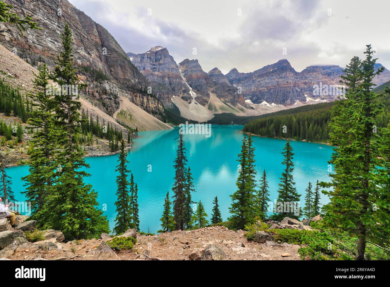 Turquoise blue waters of Moraine Lake surrounded by peaks in Banff ...
