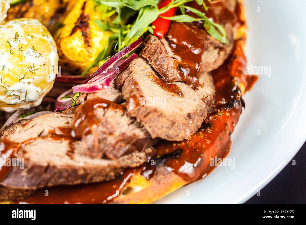 Plating sauce hi-res stock photography and images - Alamy