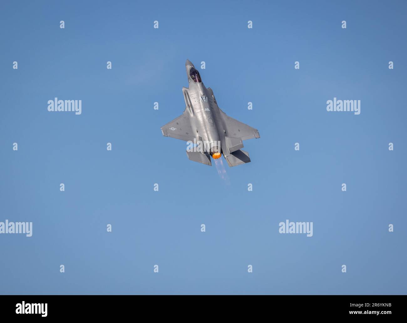 Modern jet fighter flying hi-res stock photography and images - Alamy