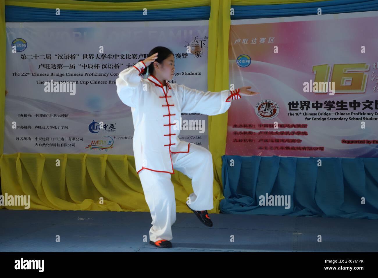 (230612) -- KIGALI, June 12, 2023 (Xinhua) -- A contestant competes in ...