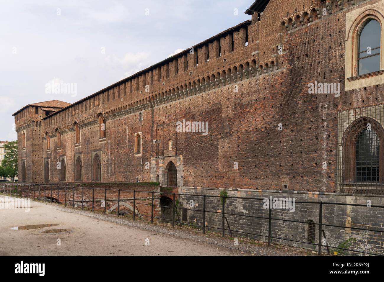 Entrance sforzesco castle splendid medieval hi-res stock photography ...