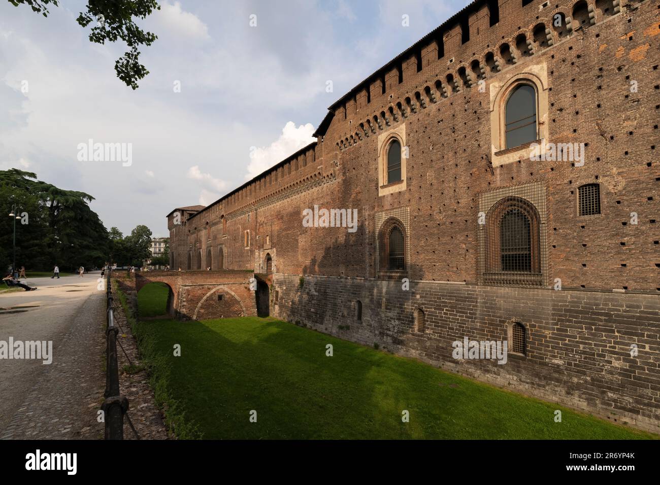 Entrance sforzesco castle splendid medieval hi-res stock photography ...
