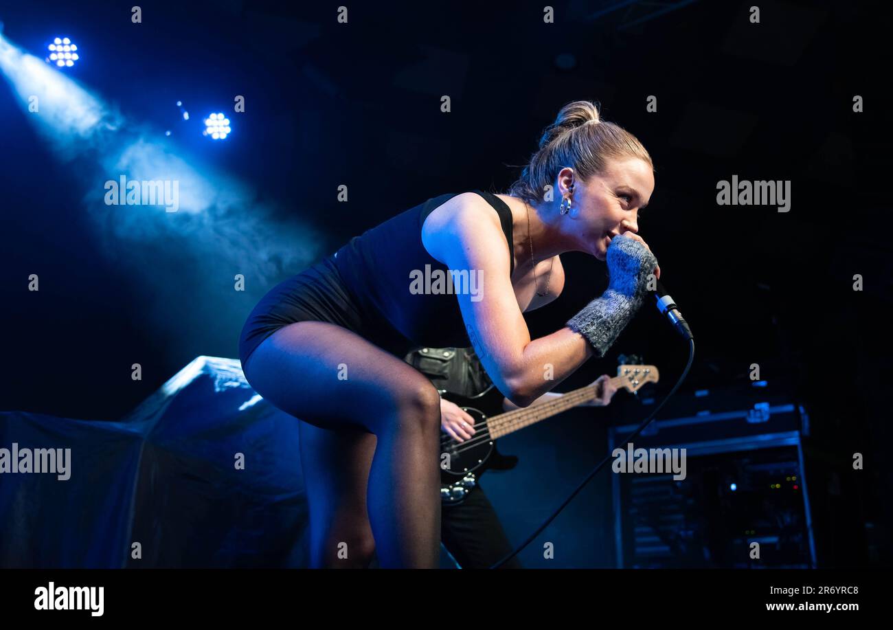 Barrowland Glasgow - Dead Pony and lead singer Anna Shields ...