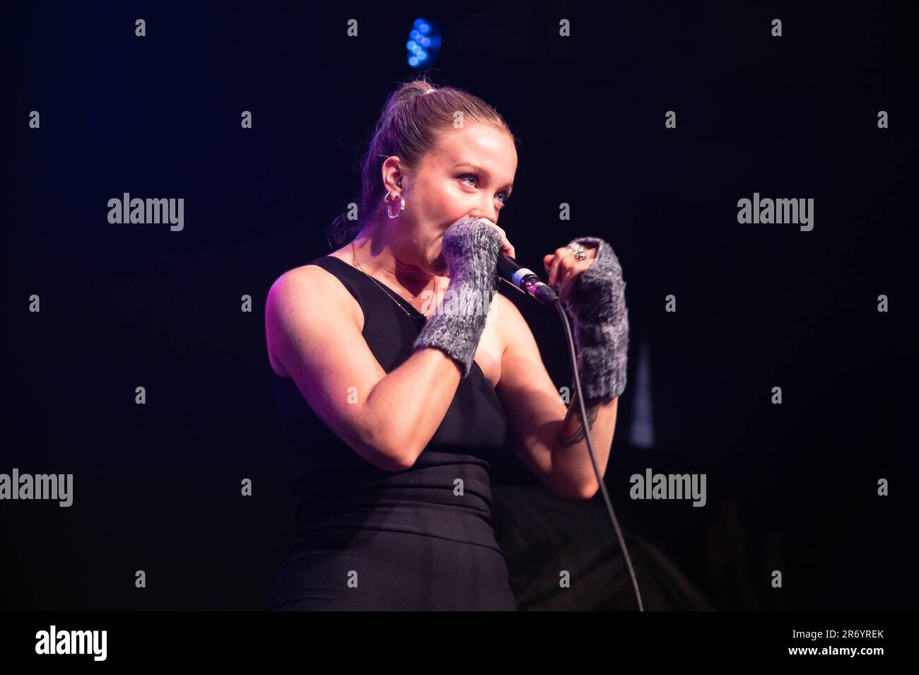 Barrowland Glasgow - Dead Pony and lead singer Anna Shields ...