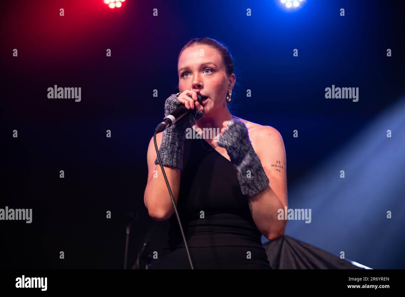 Barrowland Glasgow - Dead Pony and lead singer Anna Shields ...