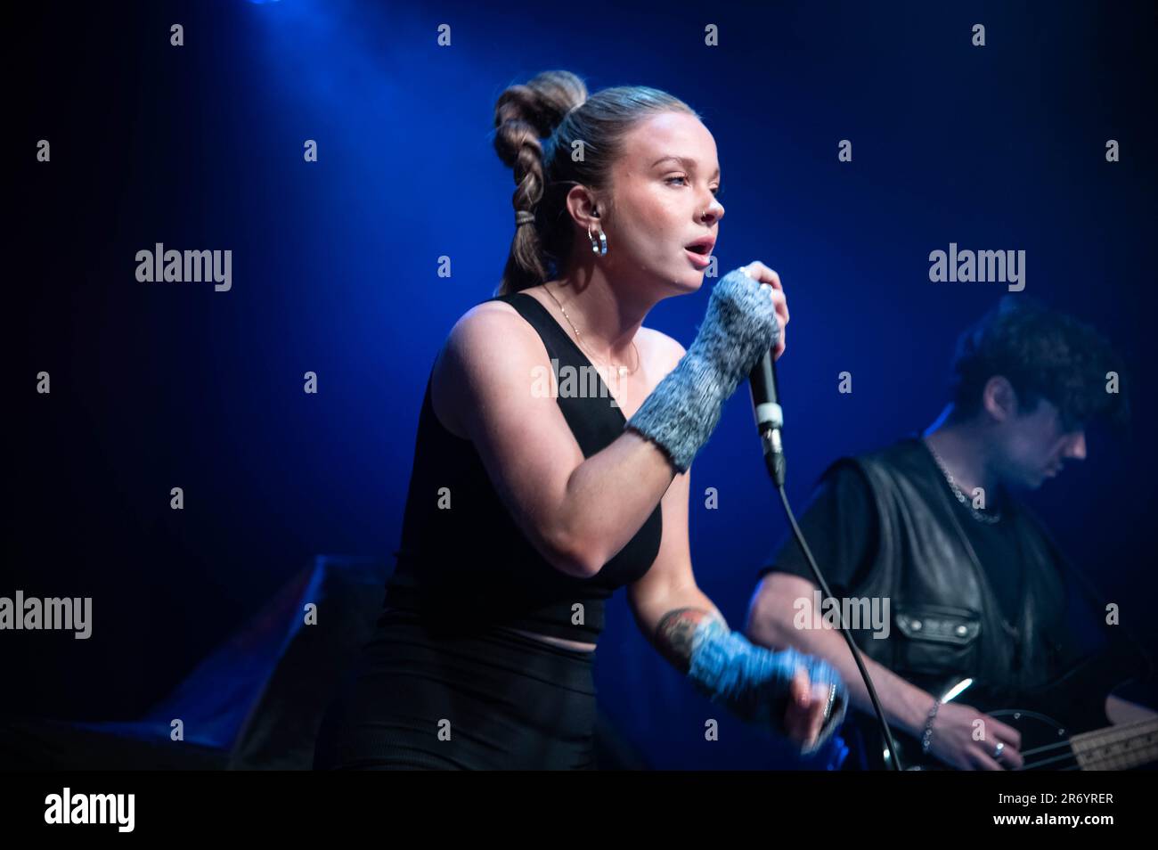 Barrowland Glasgow - Dead Pony and lead singer Anna Shields ...