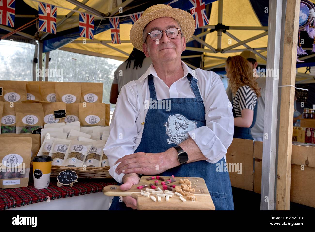 Market trader selling fudge sweets hi-res stock photography and images ...