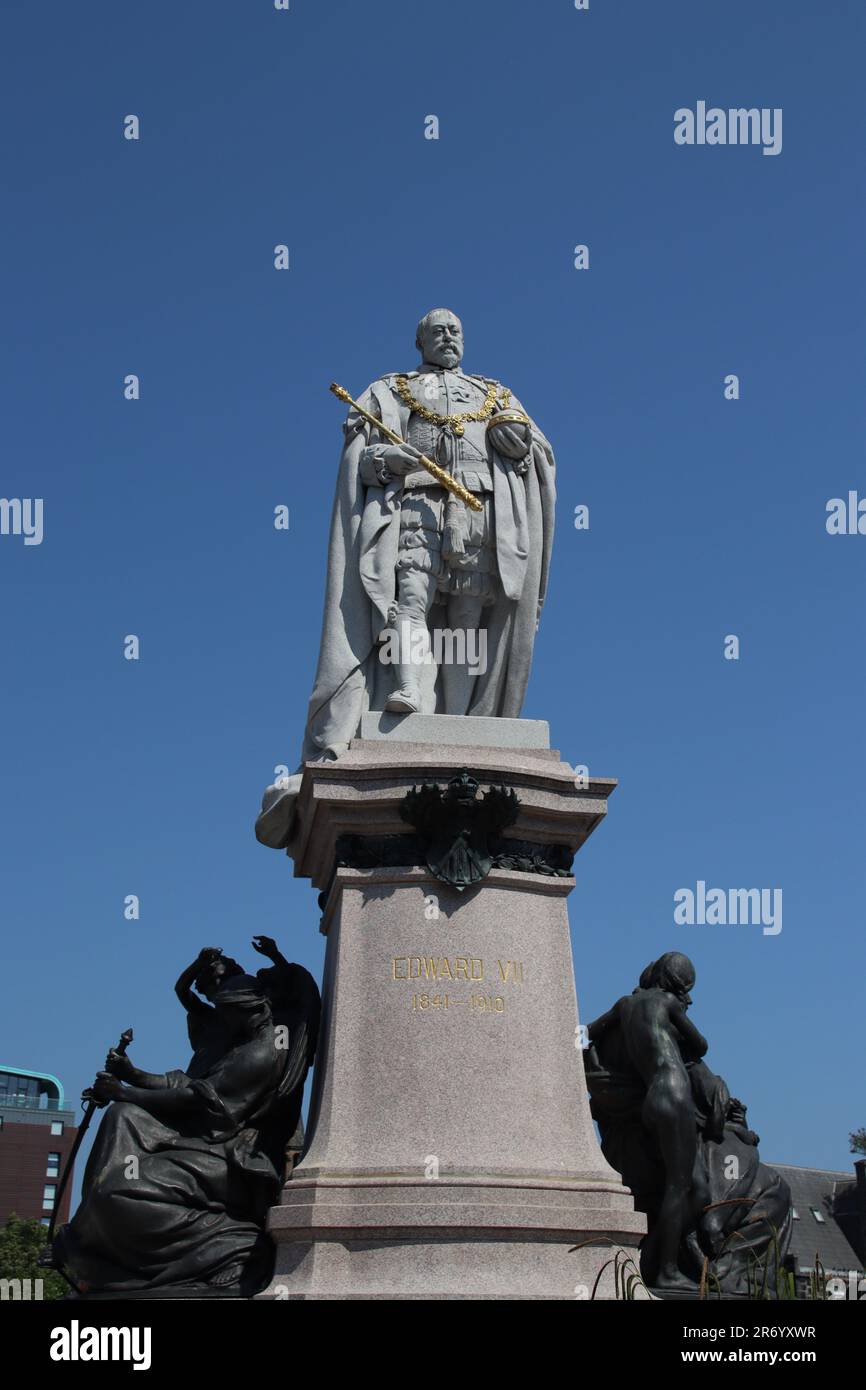 Edward viii statue hi-res stock photography and images - Alamy