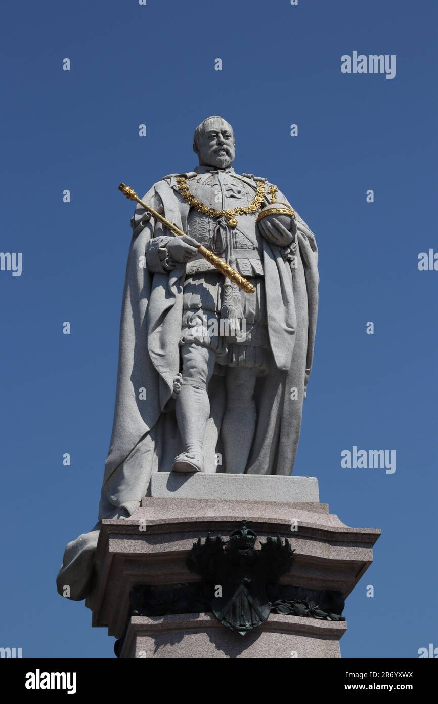 King edward viii statue hi-res stock photography and images - Alamy