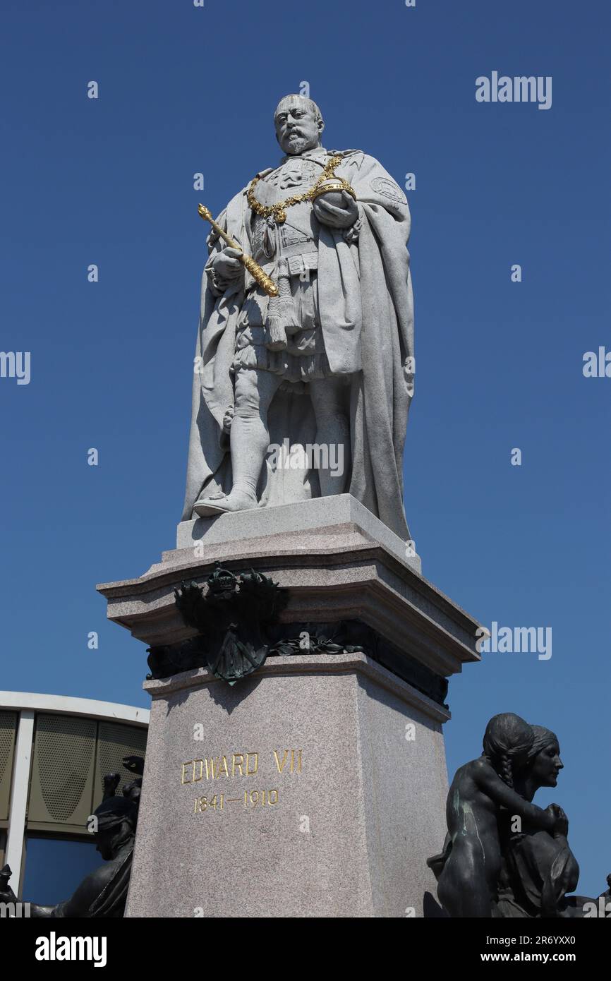 Edward viii statue hi-res stock photography and images - Alamy