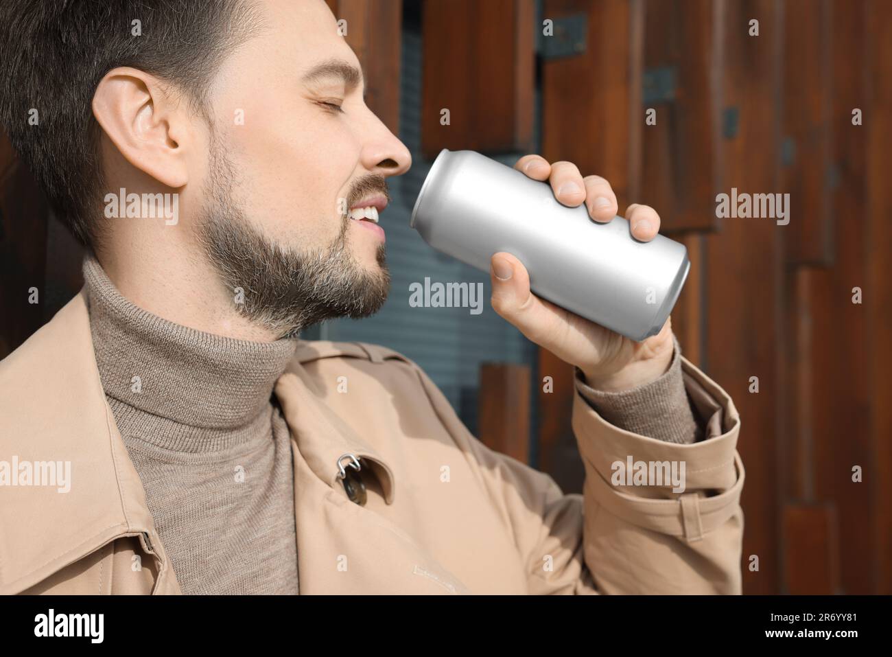 Drinking beer outdoors tin hi-res stock photography and images - Alamy