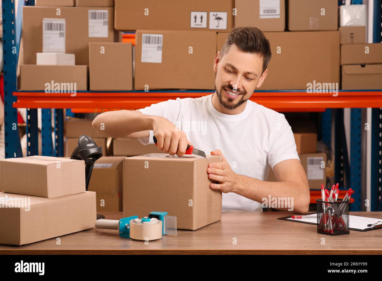 Carton box opening utility knife hi-res stock photography and images ...