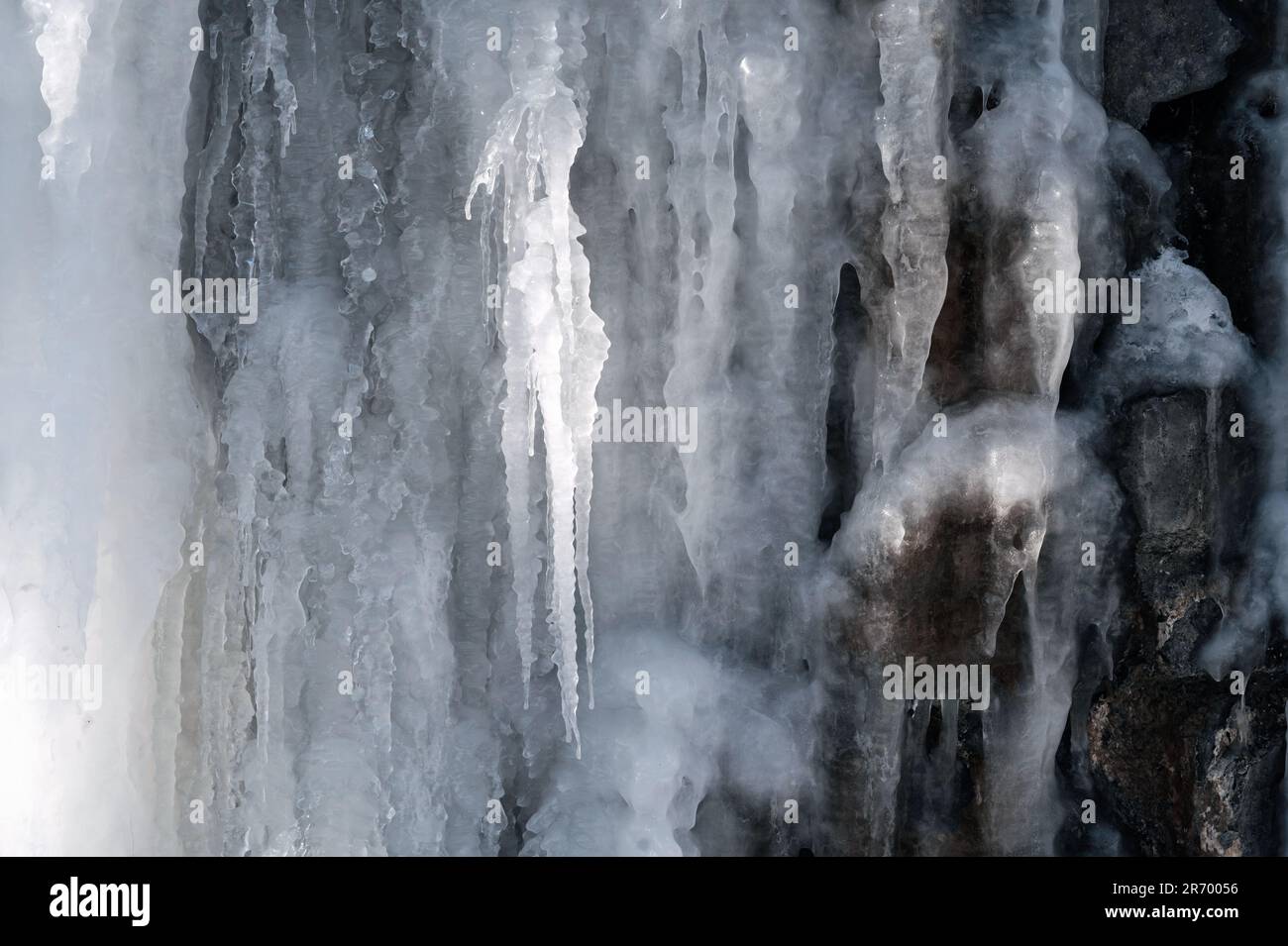 Icicles on a rock wall hi-res stock photography and images - Alamy