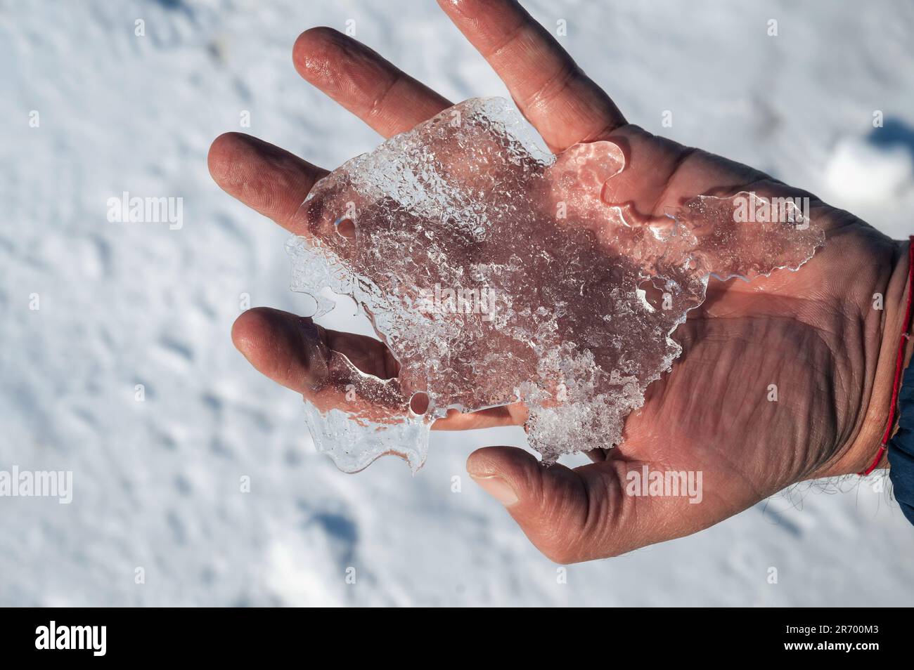 Piece snow in hand hi-res stock photography and images - Alamy