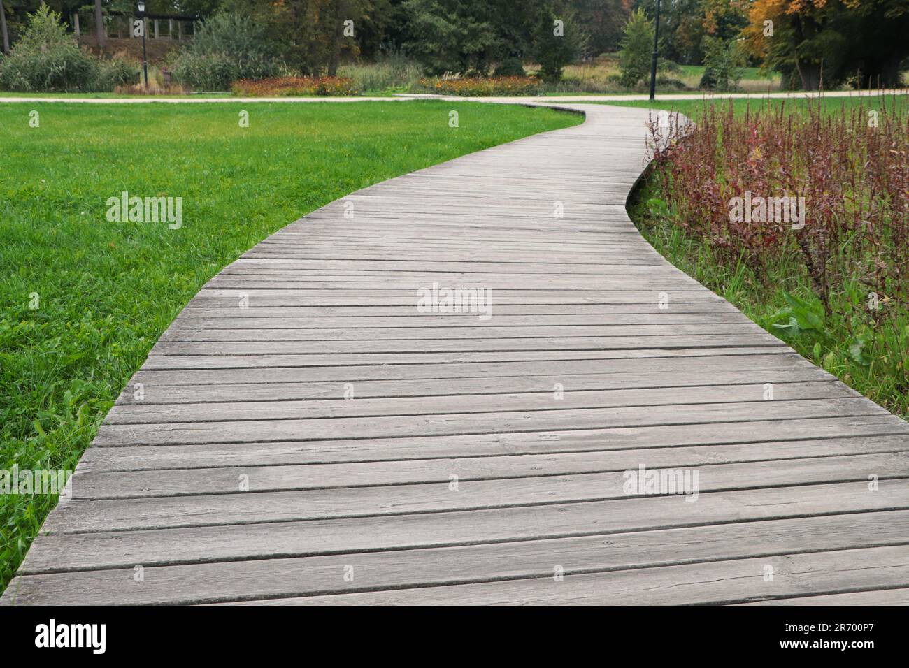 Beautiful public city park with pathway and green grass Stock Photo - Alamy