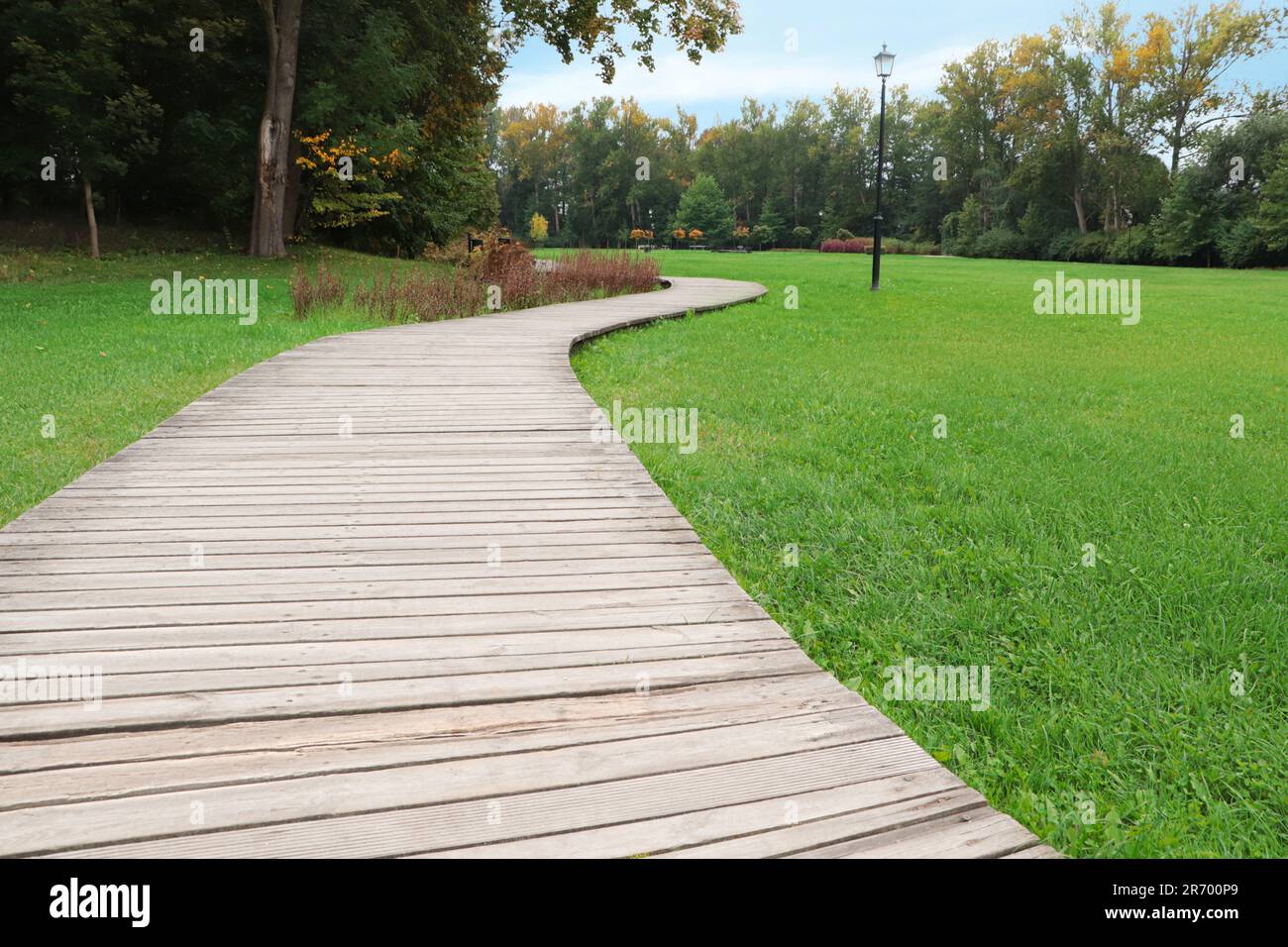 Beautiful public city park with pathway and green grass Stock Photo - Alamy