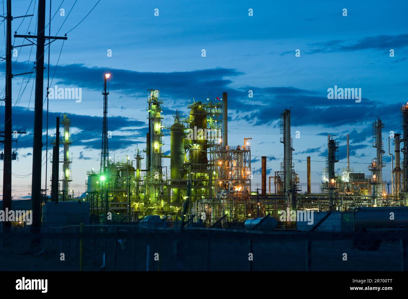 The lights of the Sinclair oil refinery glow near Casper, Wyoming Stock ...
