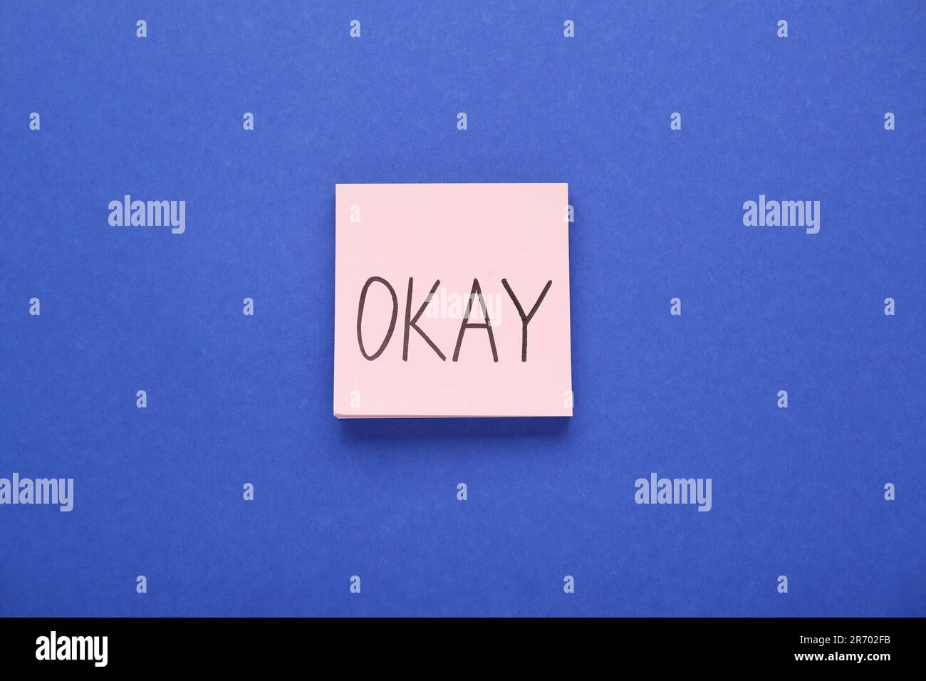 Note with word Okay on blue background, top view Stock Photo - Alamy