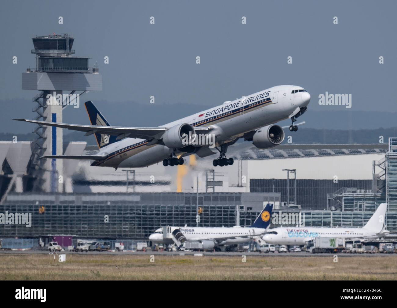 13 June 2023, Hesse, Frankfurt/Main: A Singapore Airlines passenger ...