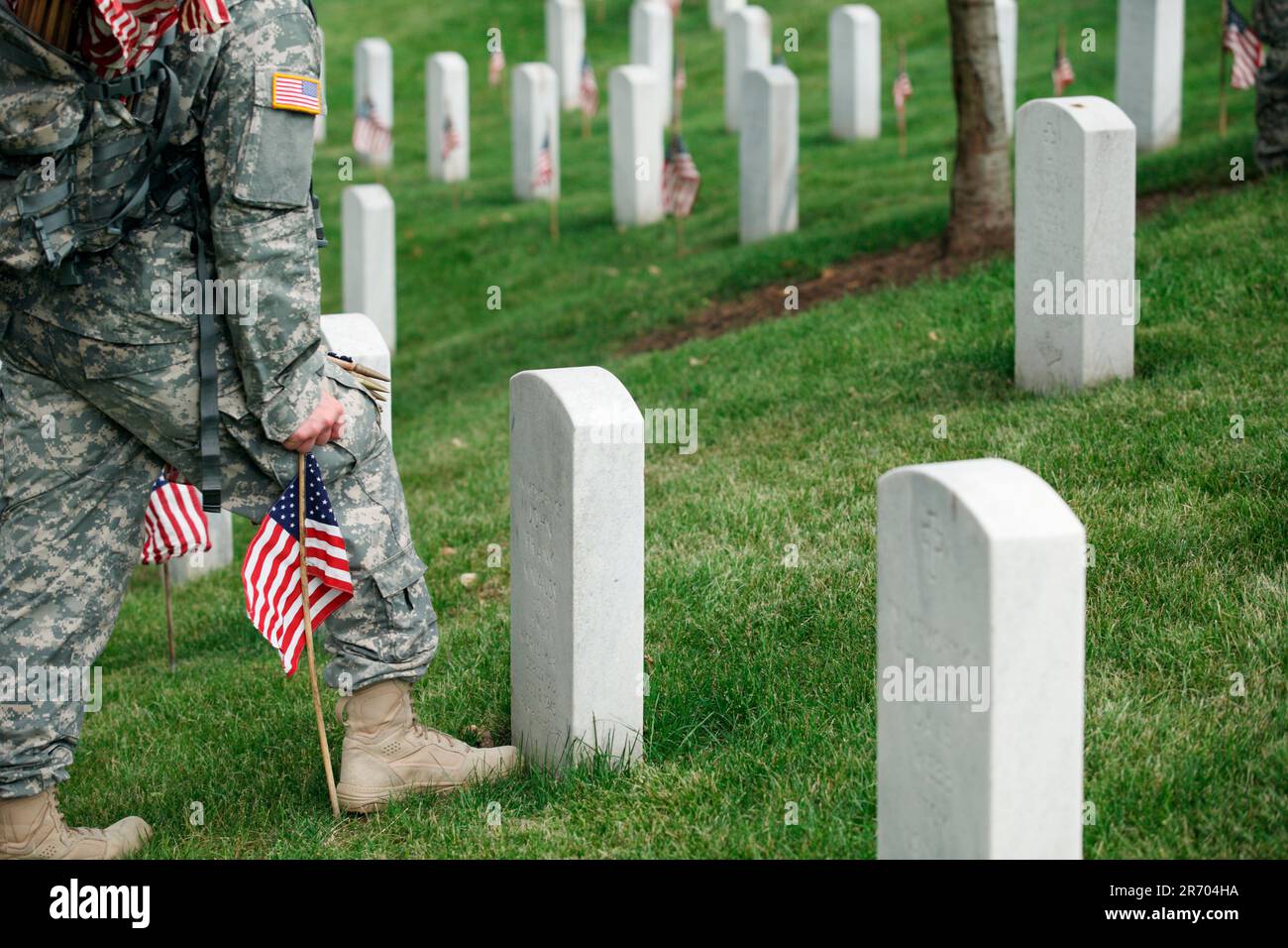 Soldiers place flags on graves at Arlington National Cemetery Stock ...