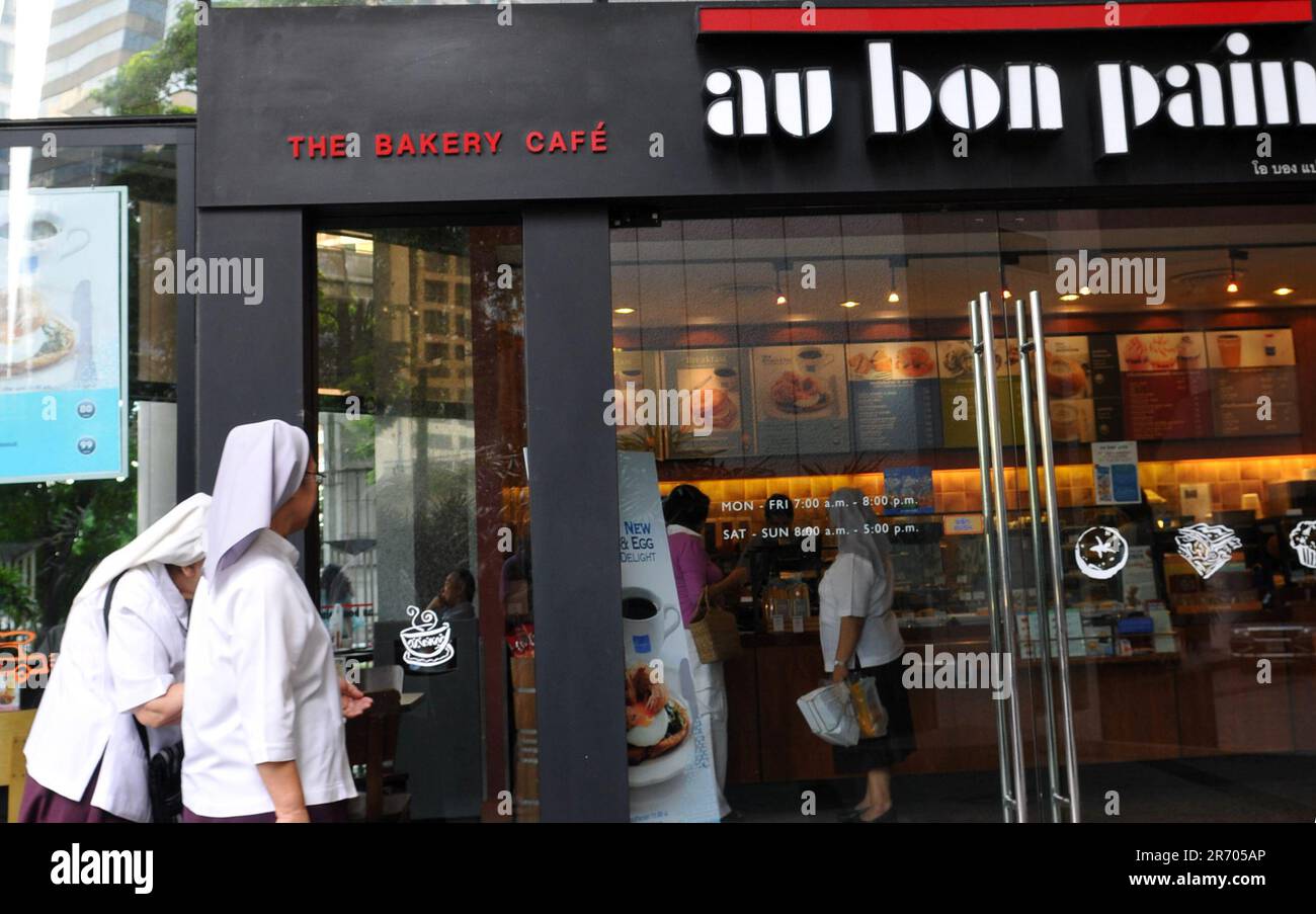 Catholic nuns going to au bon pain cafe in Bangkok, Thailand Stock ...