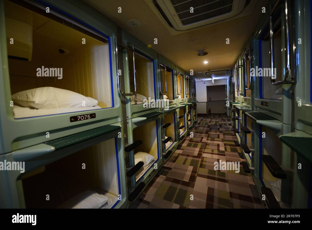 Japan hotel pod hi-res stock photography and images - Alamy