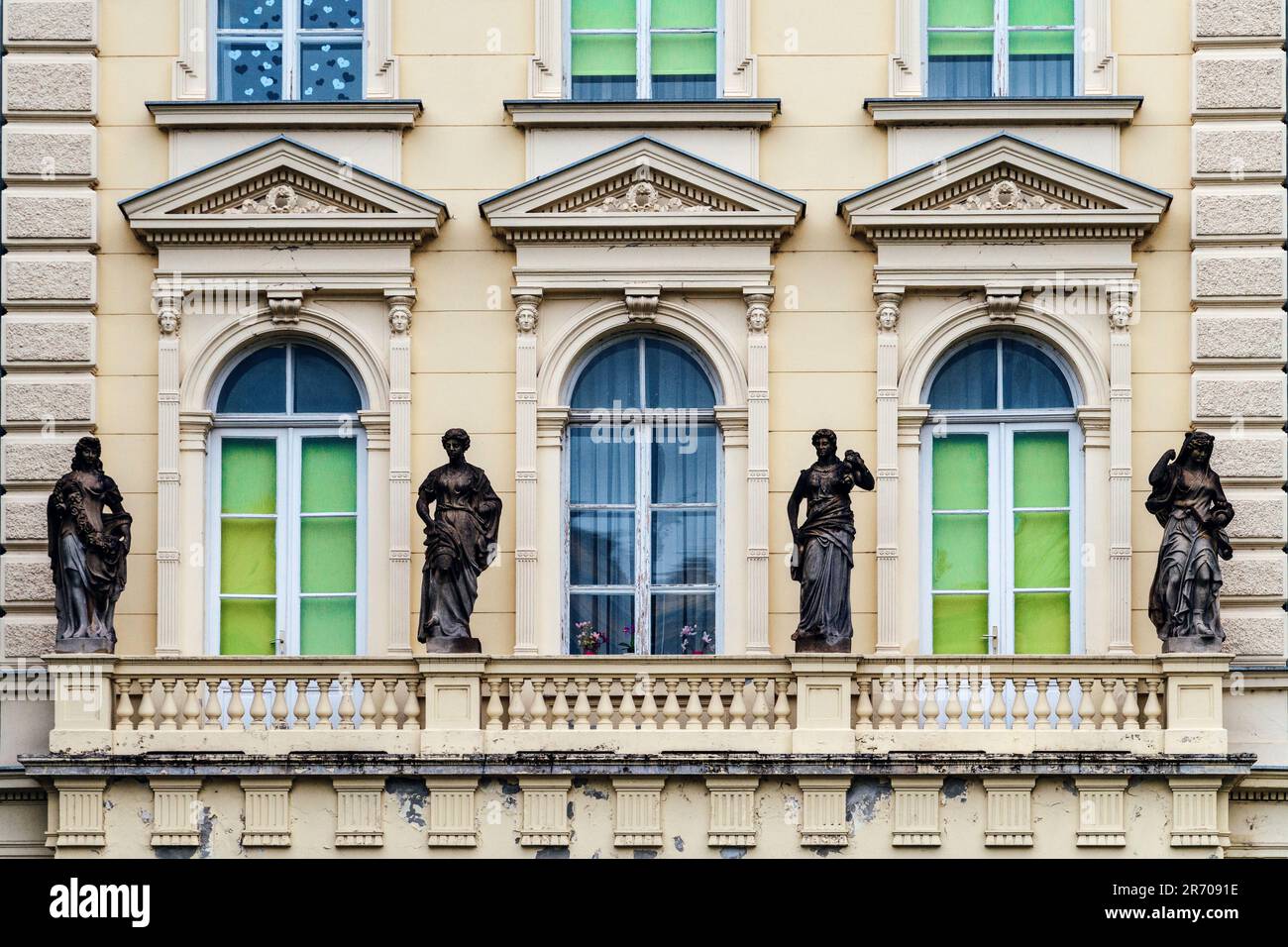 Detailed balcony hi-res stock photography and images - Alamy