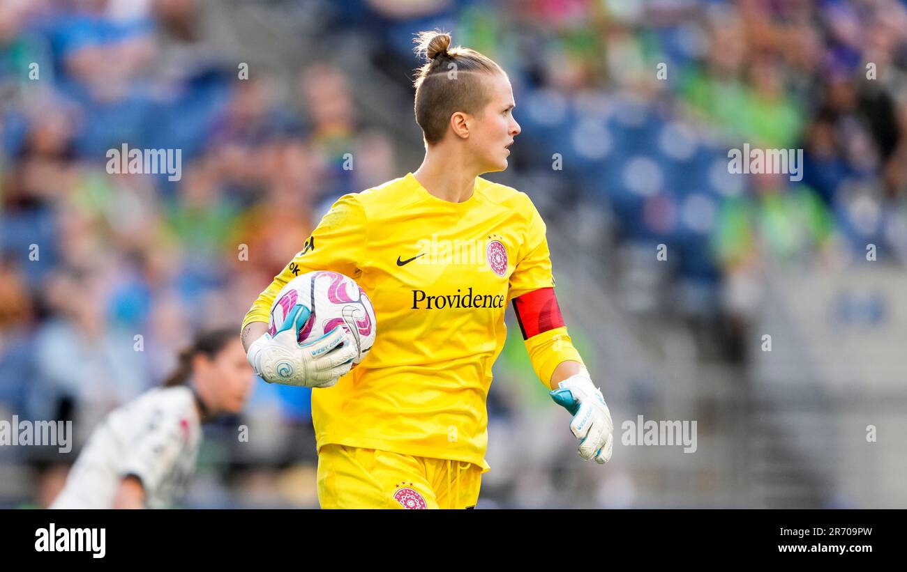 Portland Thorns goalkeeper Bella Bixby (1) holds the ball during the ...