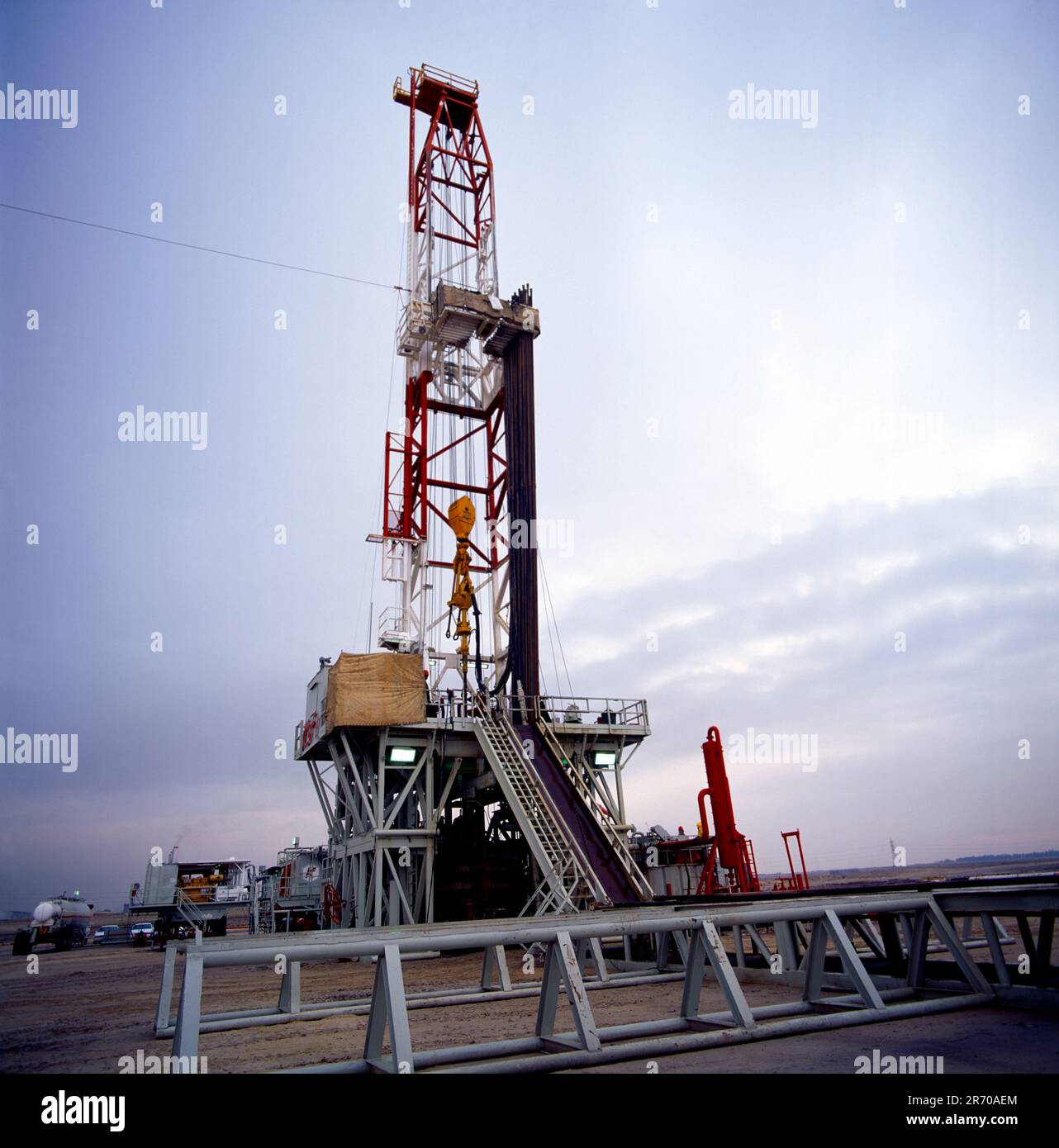 Oil rig middle east hi-res stock photography and images - Alamy