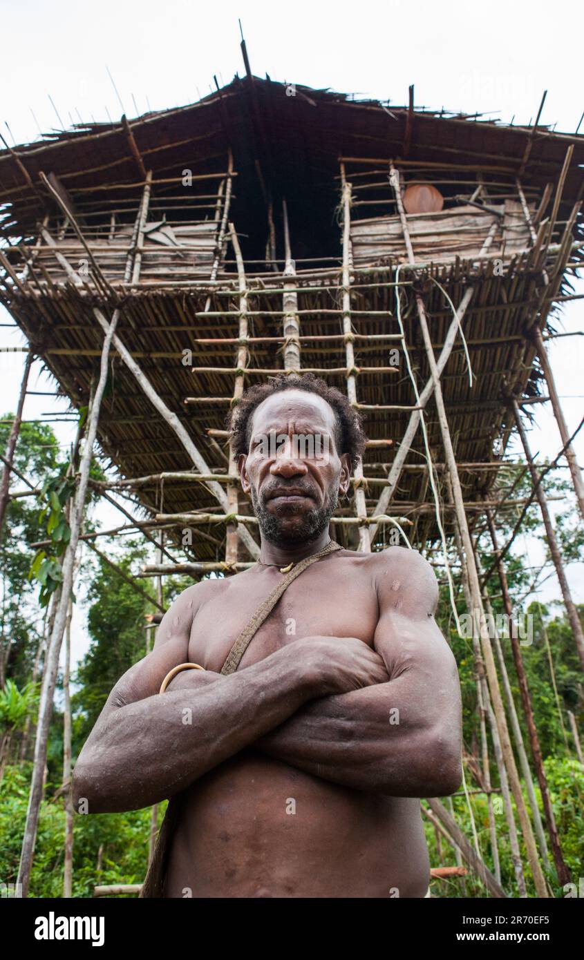 People from the Korowai tribe near its traditional home. Tribe of ...