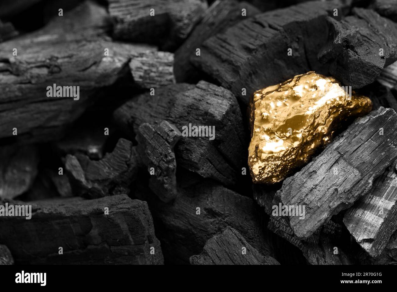 Shiny gold rock closeup view hi-res stock photography and images - Alamy