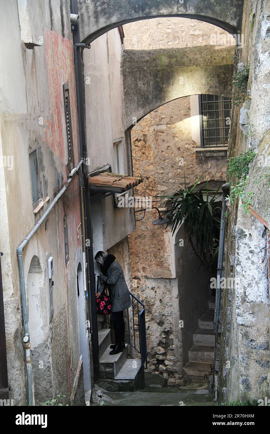 Woman outside apartment building hi-res stock photography and images ...