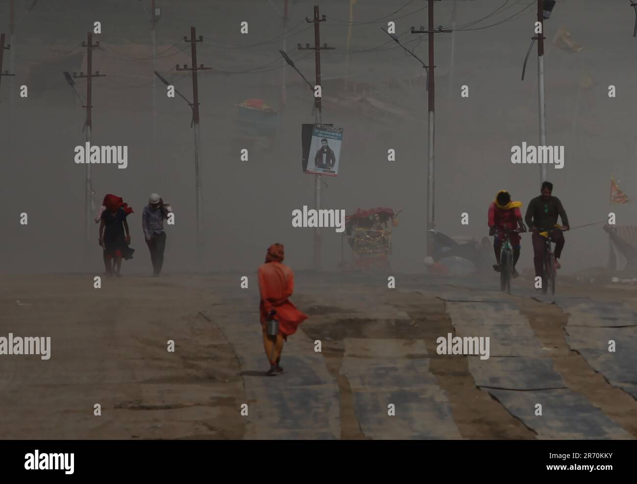 Prayagraj, India. 12/06/2023, Indian people brave heat wave condition ...