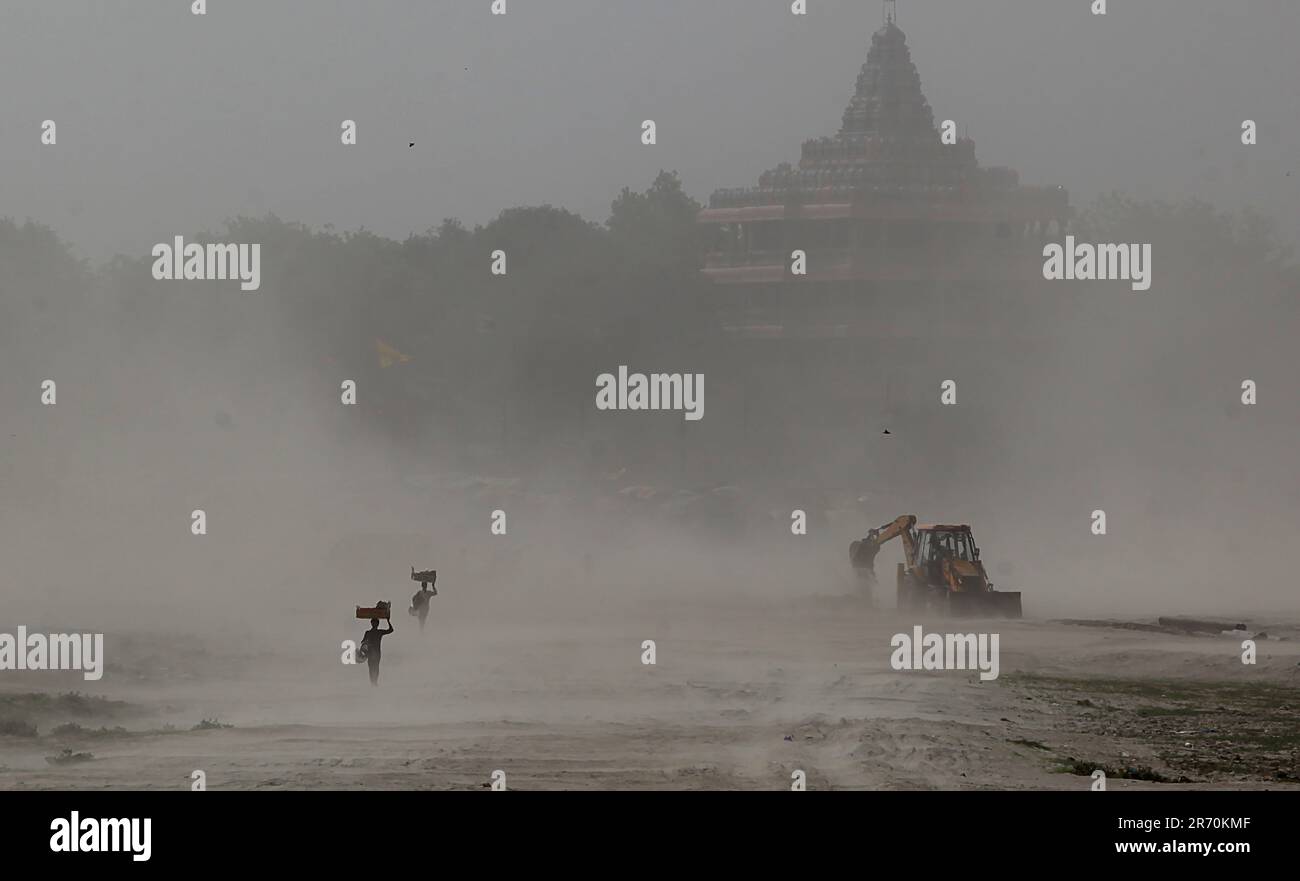 Prayagraj, India. 12/06/2023, Indian people brave heat wave and dust ...