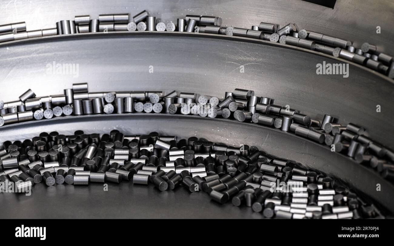 06 June 2023, Lower Saxony, Unterlüß: 120-millimeter KE tank ammunition ...