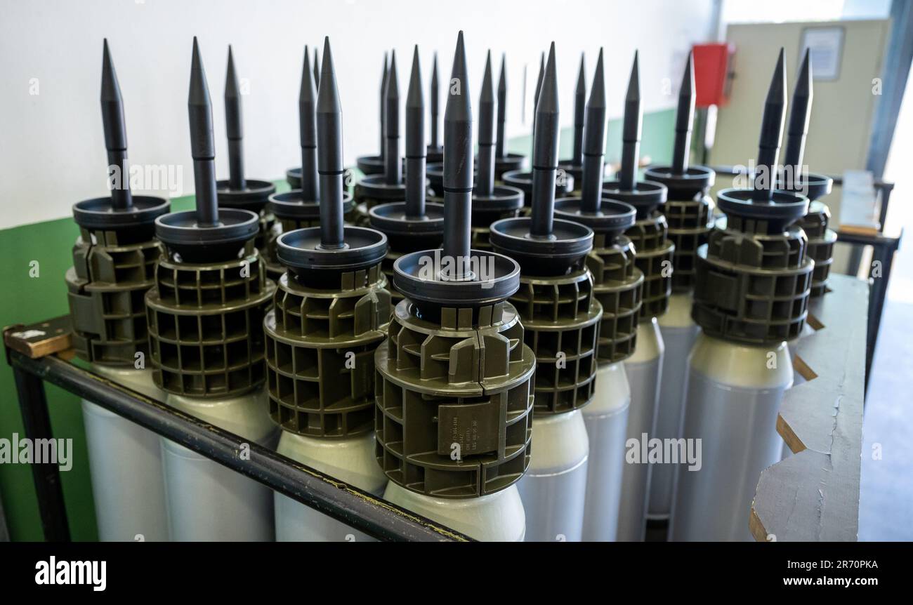 06 June 2023, Lower Saxony, Unterlüß: 120-millimeter KE tank ammunition ...