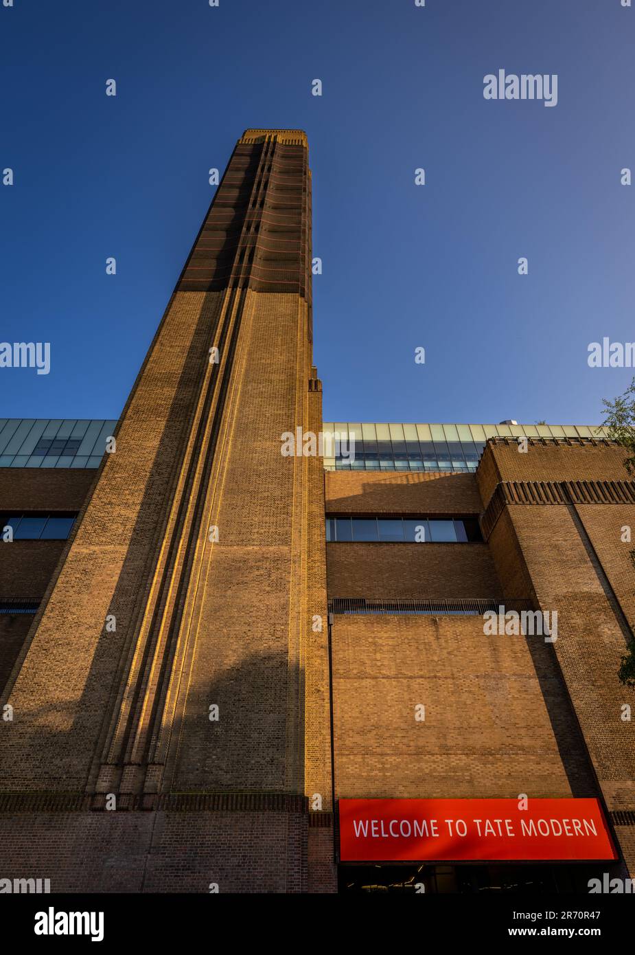 London, UK: The Tate Modern art gallery in Southwark. View of its ...