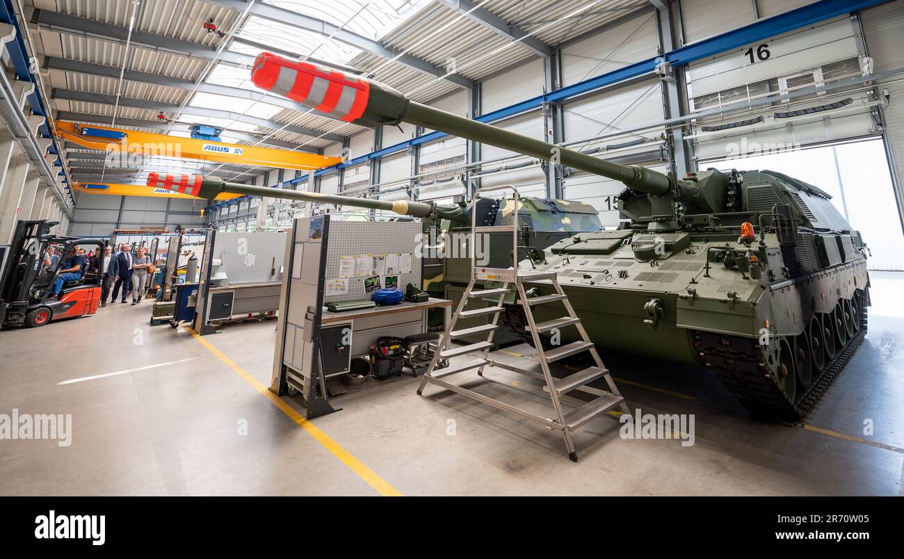 06 June 2023, Lower Saxony, Unterlüß: Two self-propelled howitzers 2000 ...