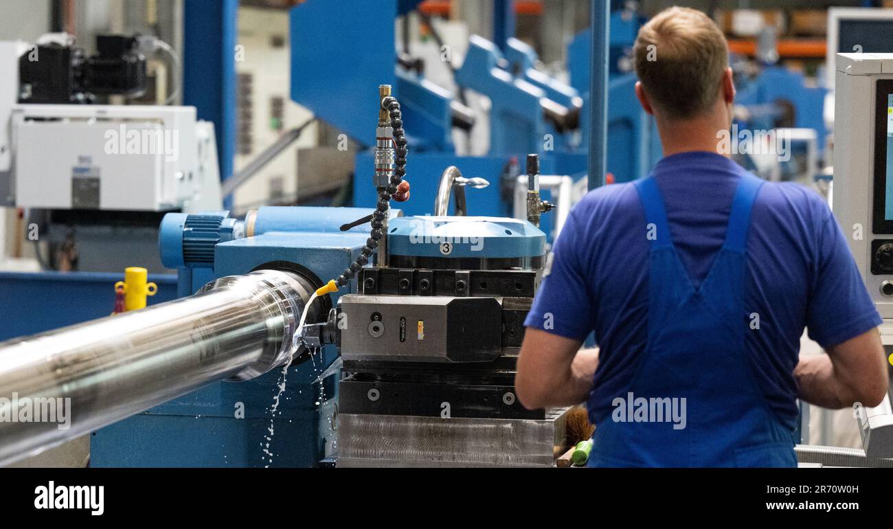 06 June 2023, Lower Saxony, Unterlüß: A 120-millimeter gun for the ...