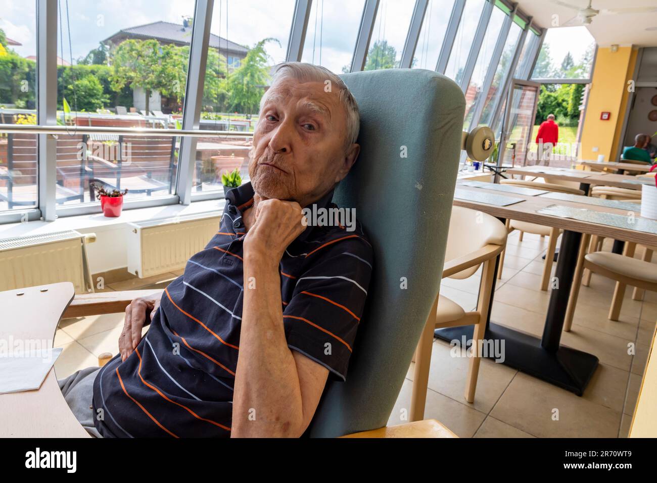 Father in old peoples home hi-res stock photography and images - Alamy