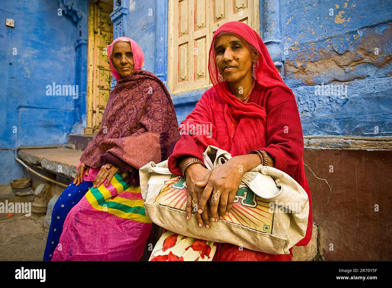 Group portrait two senior women hi-res stock photography and images - Alamy