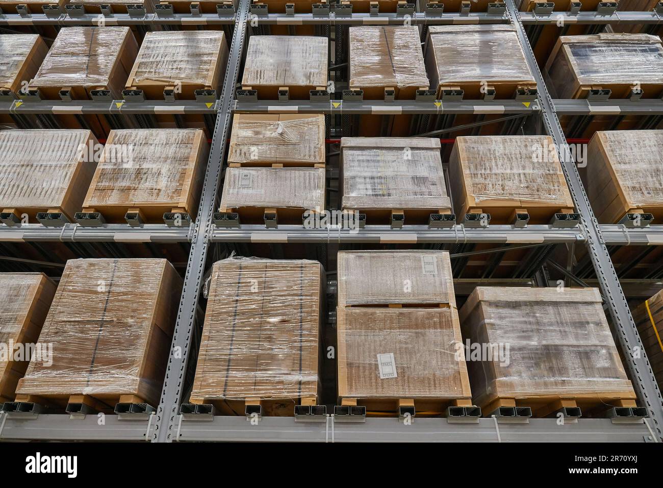 Warehouse stocked shelves boxes hi-res stock photography and images - Alamy